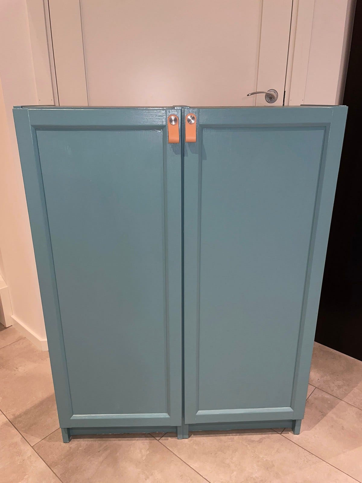 Billy skap IKEA med dører malt blått/ turkis | FINN torget