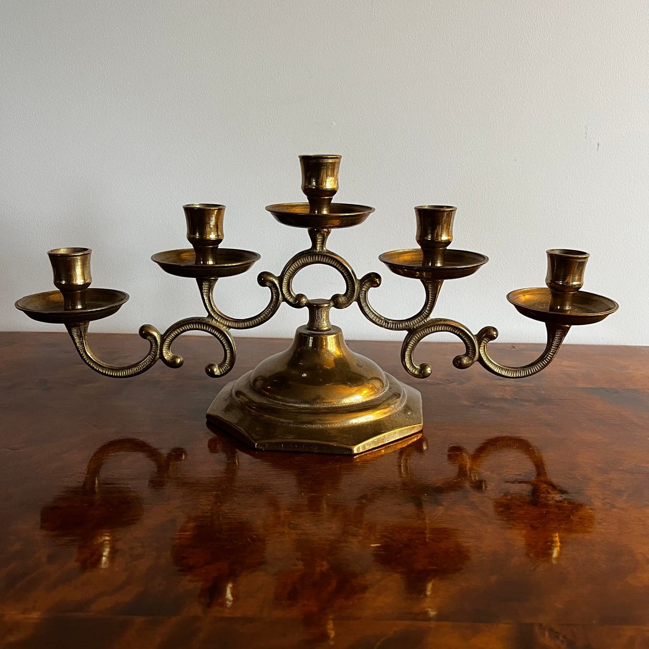 Nydelig femarmet kandelaber/lysestake i messing | FINN-torget