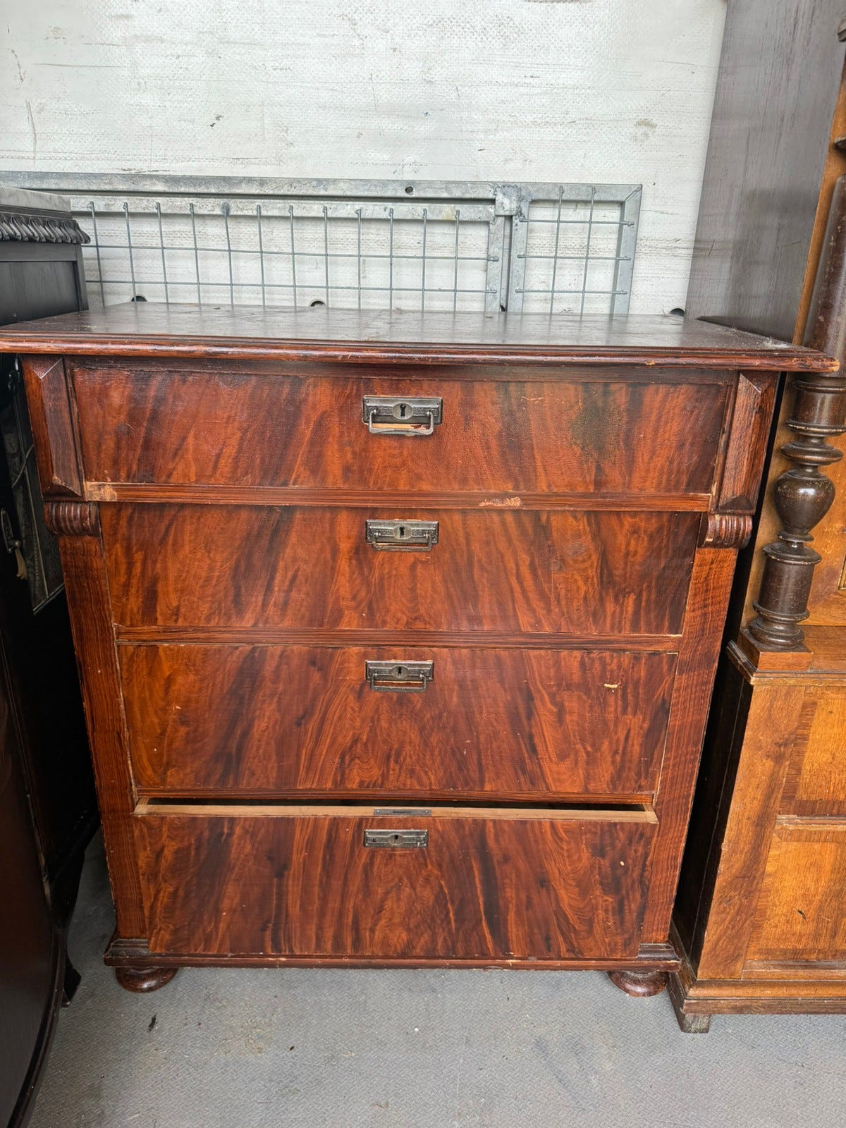 Gammel kommode med fire skuffer. | FINN-torget