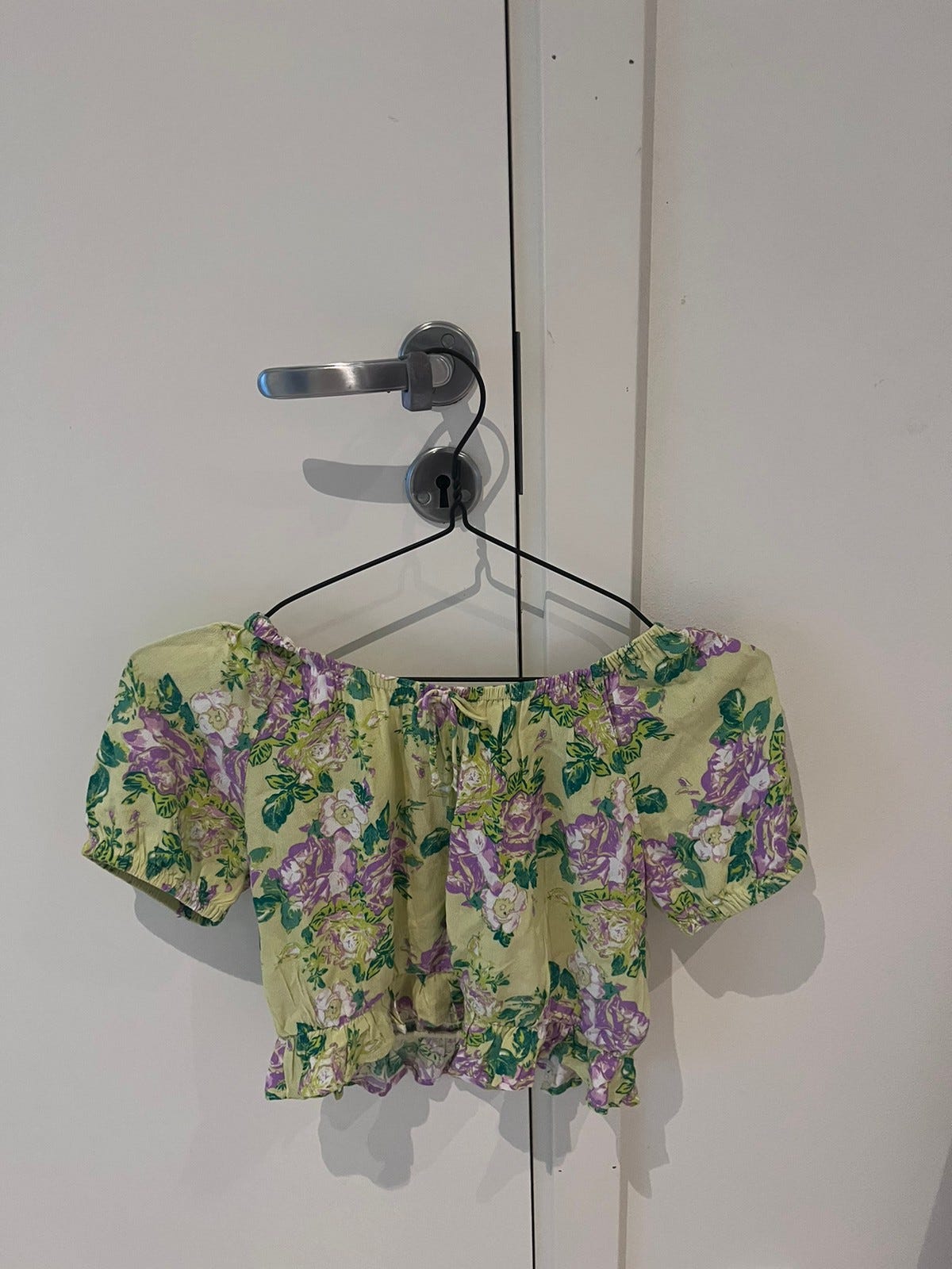 Gul blomstrete topp og skjørt | FINN torget