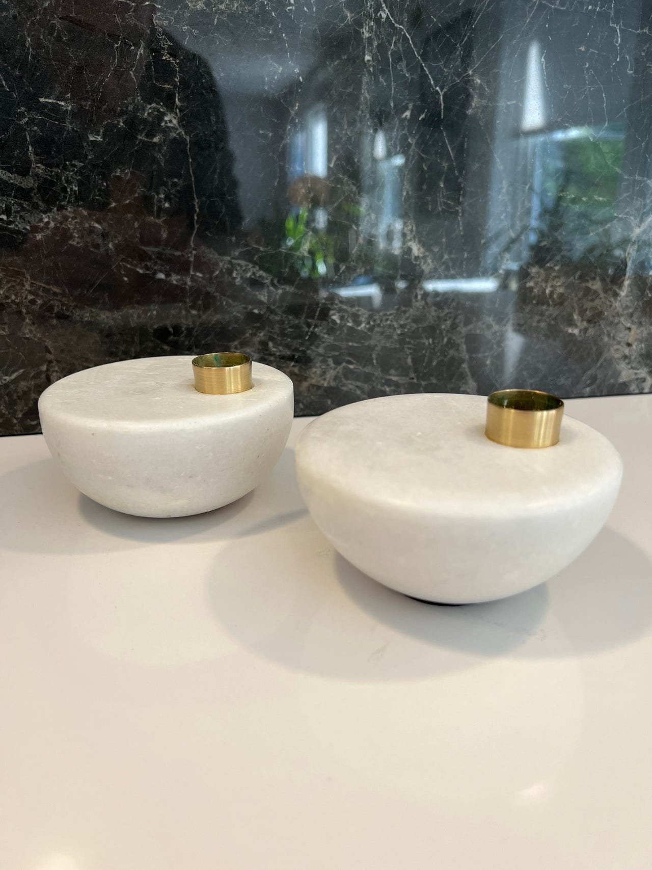 Lysestaker i messing og marmor. | FINN-torget