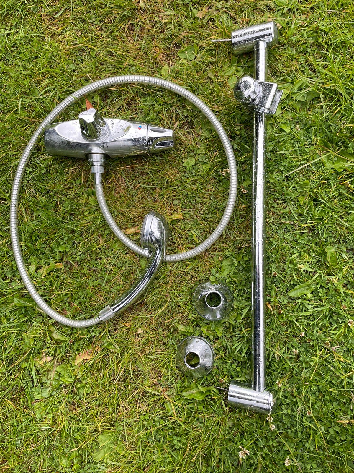 Pent brukt dusjbatteri, stang og dusjslange | FINN-torget