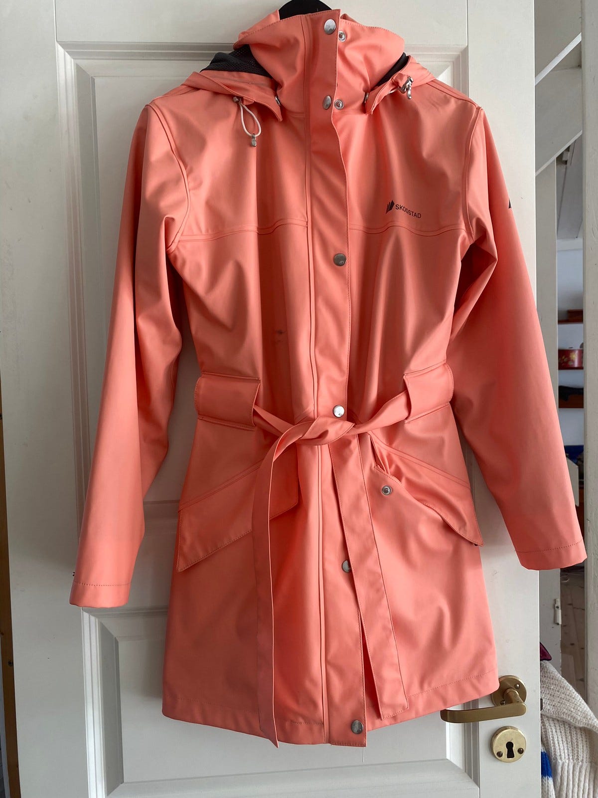 Nydelig ferskenfarget regnkåpe | FINN-torget