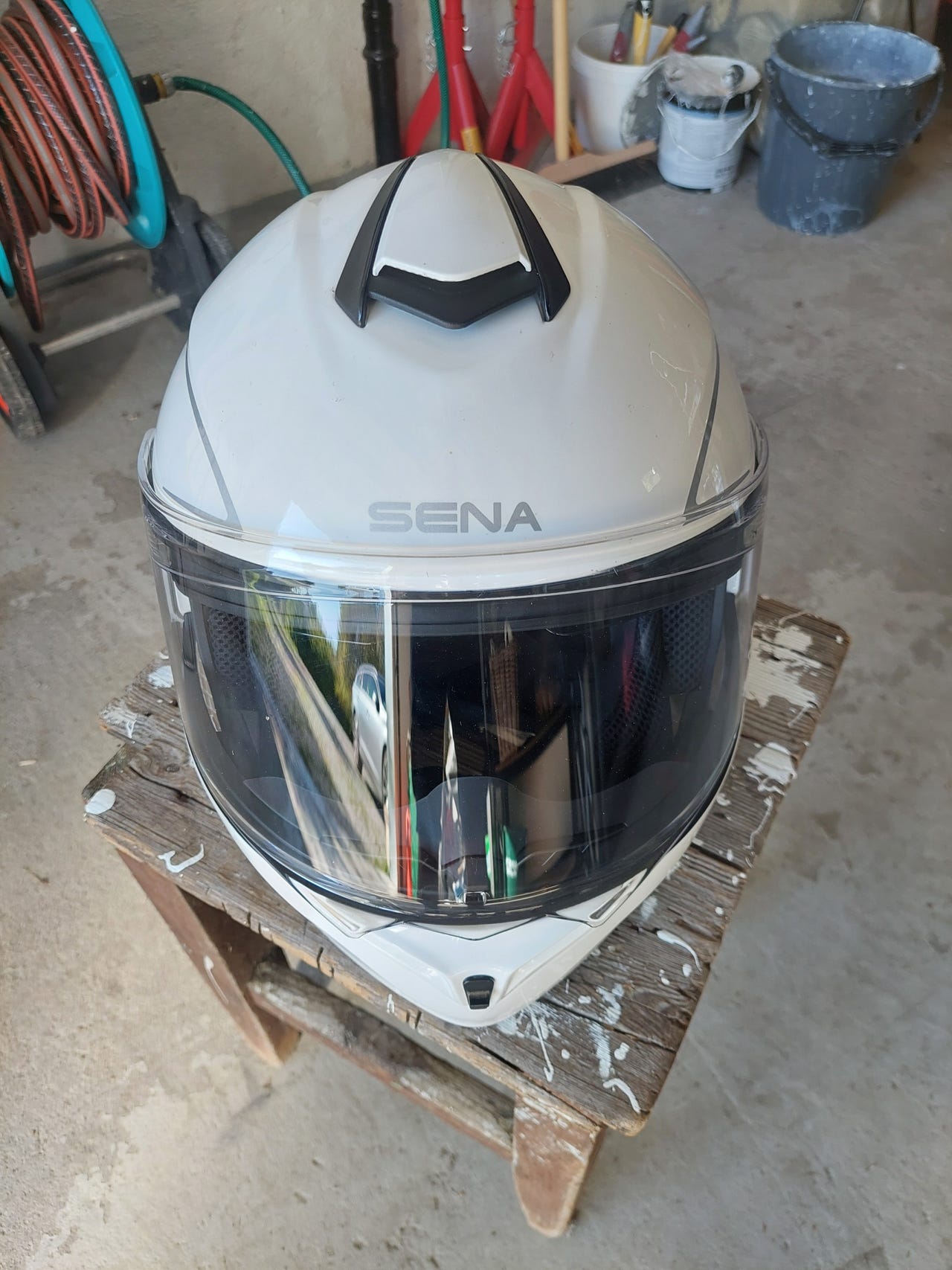 SENA OUTRUSH-R MC HJELM MED INTEGRERT INTERCOM | FINN torget