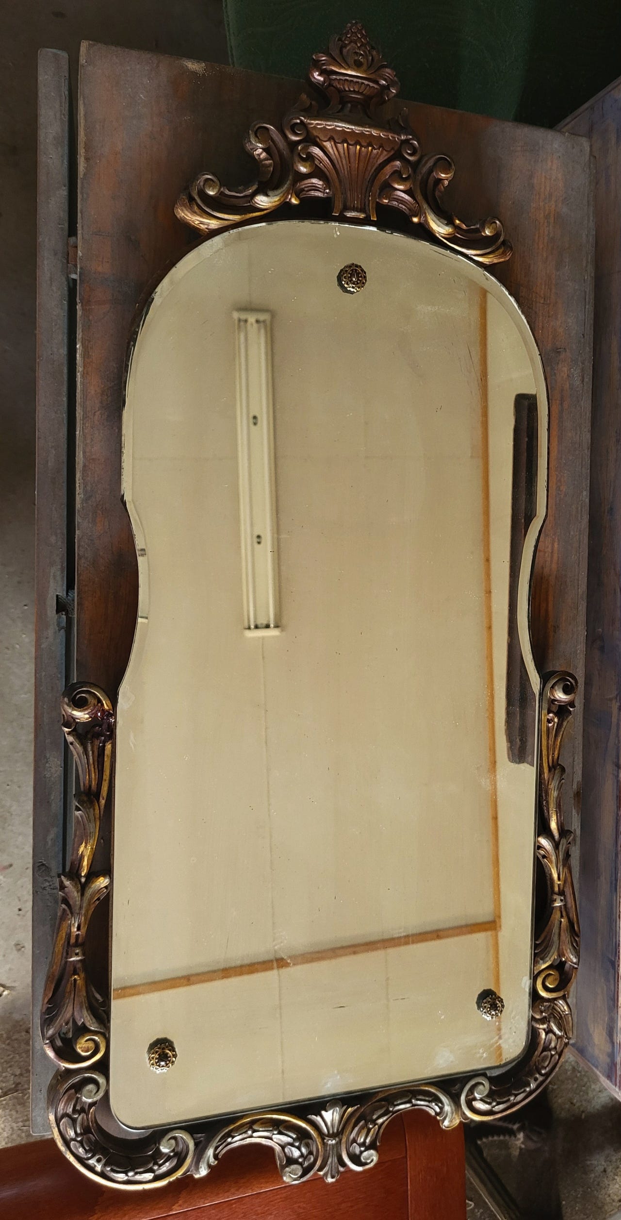 Unikt antikt fasettslipt speil med treutskjæringer, 78x38 cm, meget forseggjort | FINN-torget