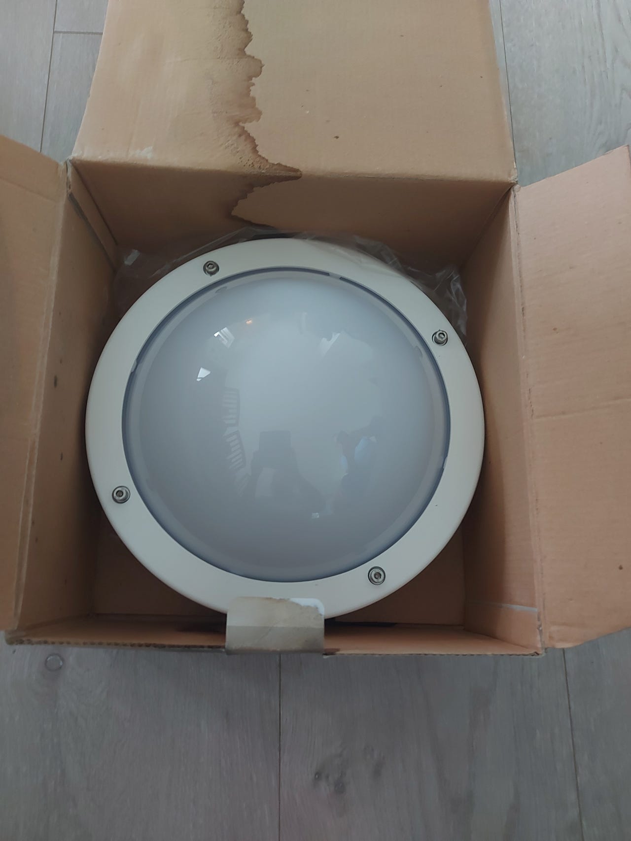 Primo hvit vegglampe/taklampe med sensor | FINN-torget