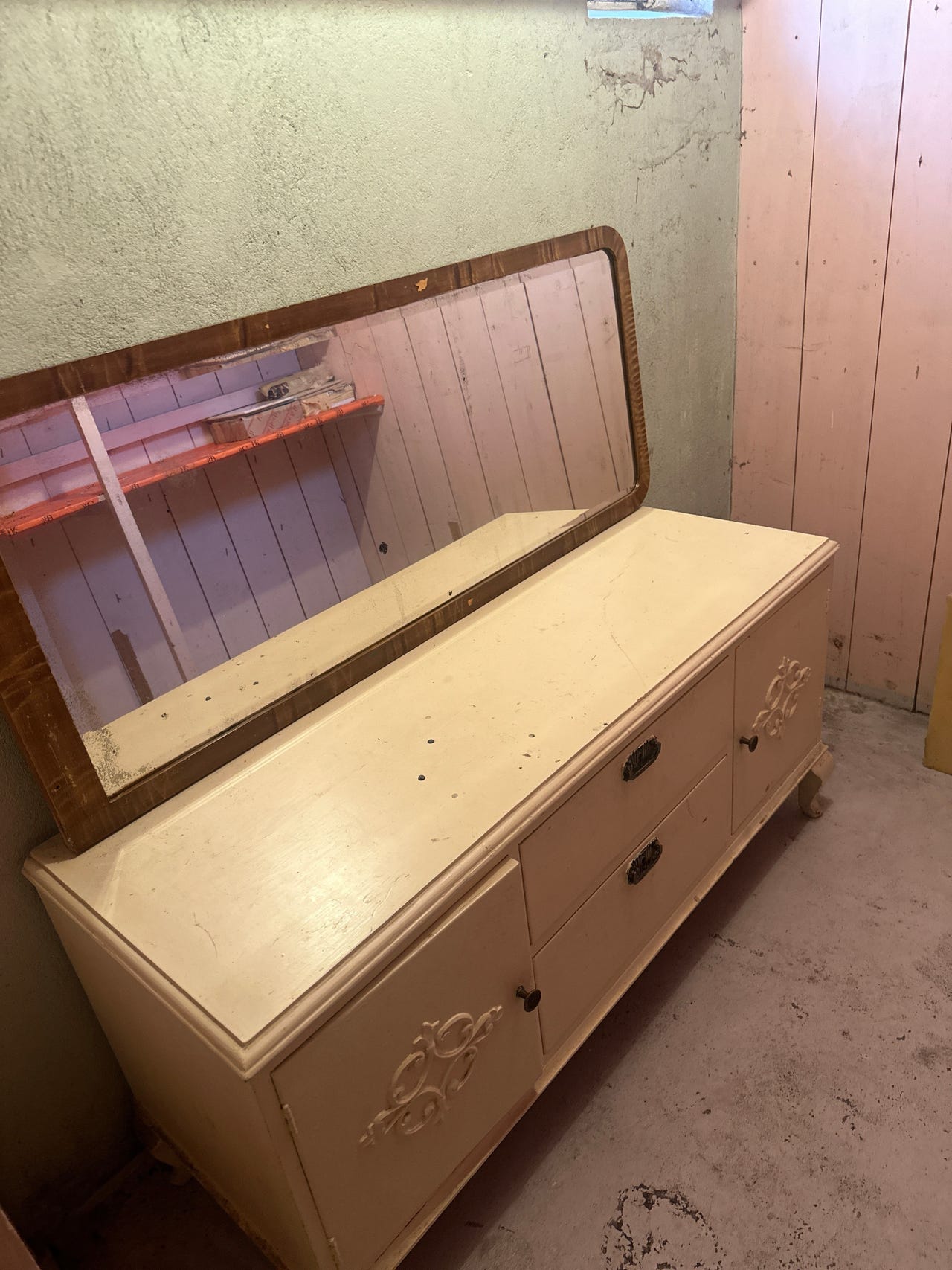 Gammel kommode med tilhørende speil | FINN-torget