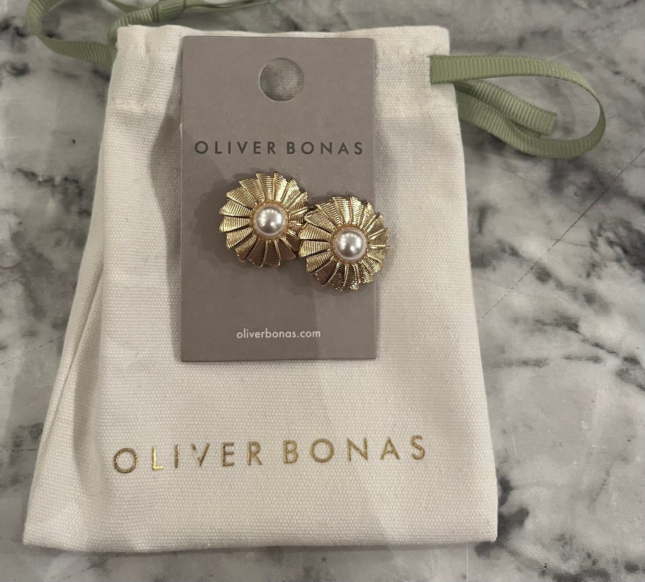 Gullfargede øredobber med perle fra Oliver Bonas, nye | FINN-torget