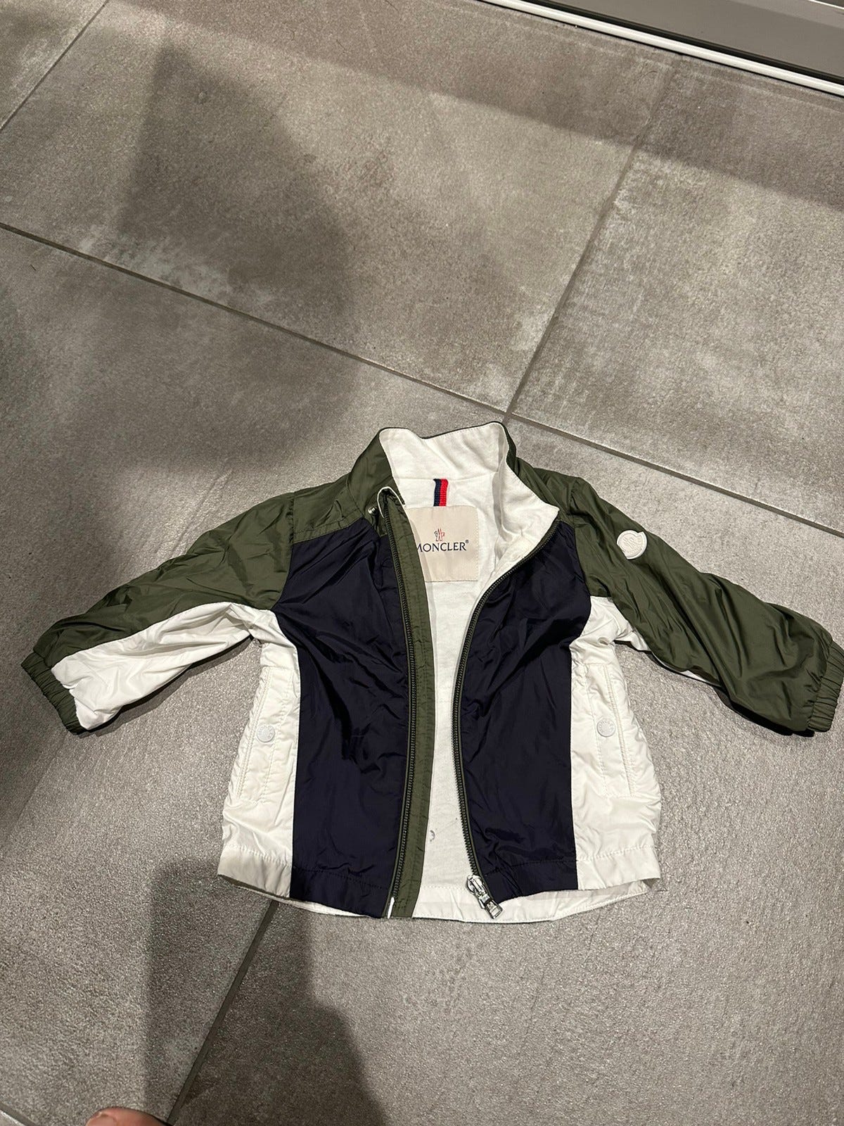 Moncler vindjakke i størrelse 9/12, 75 cm | FINN-torget