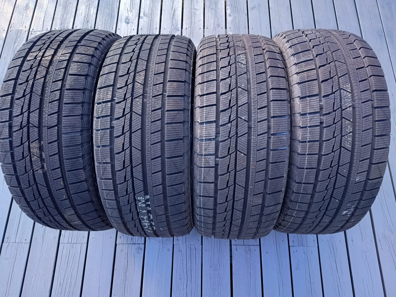 Dekk 245/45 R19 | FINN-torget