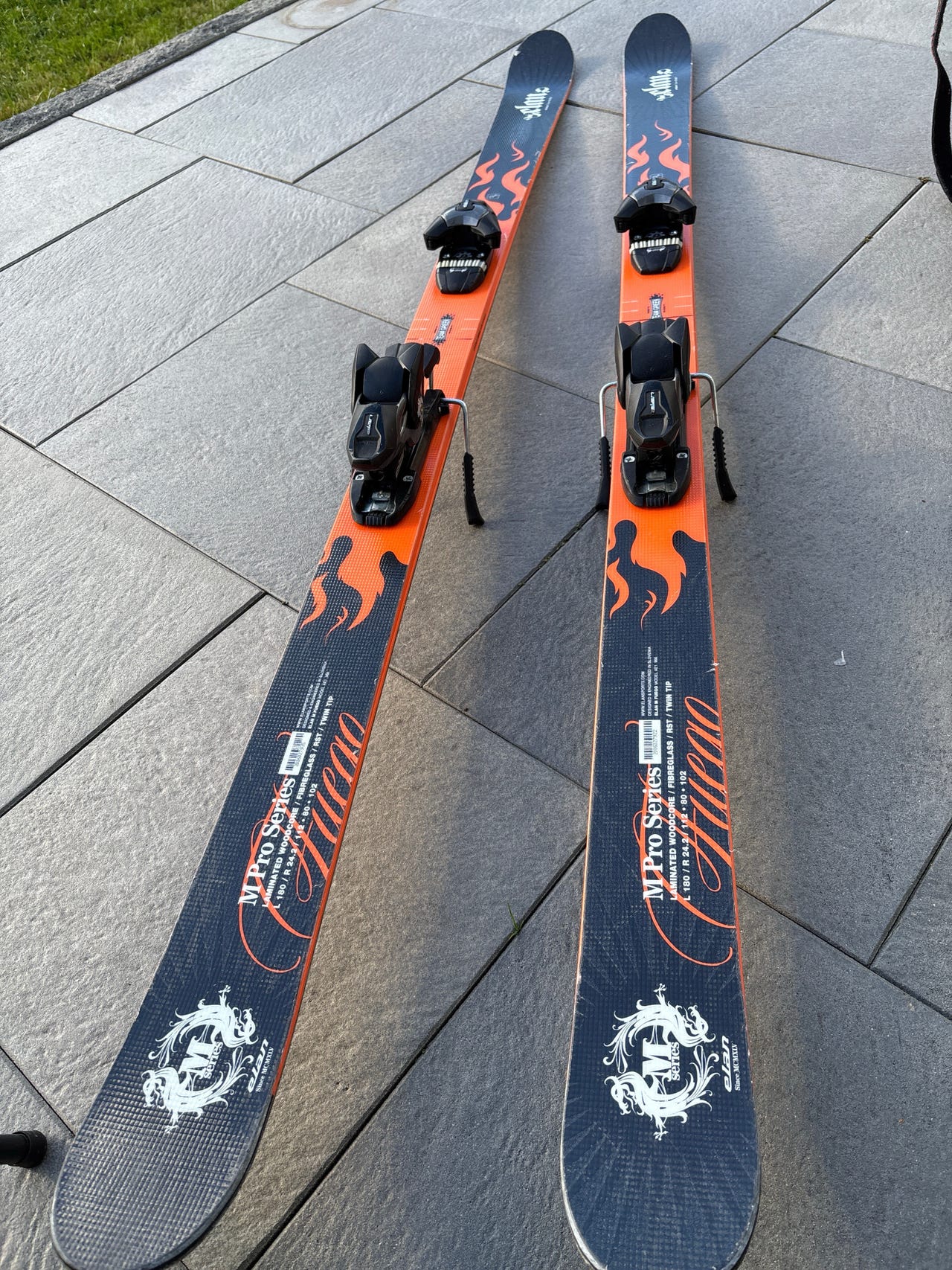 Elan twintip ski, Atomic slalomstøvler, staver og hjelm selges | FINN-torget