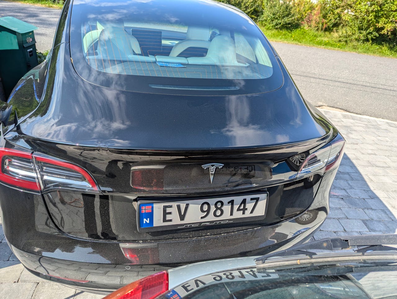 Bakluke til tesla model 3 2019 litt bulket | FINN-torget