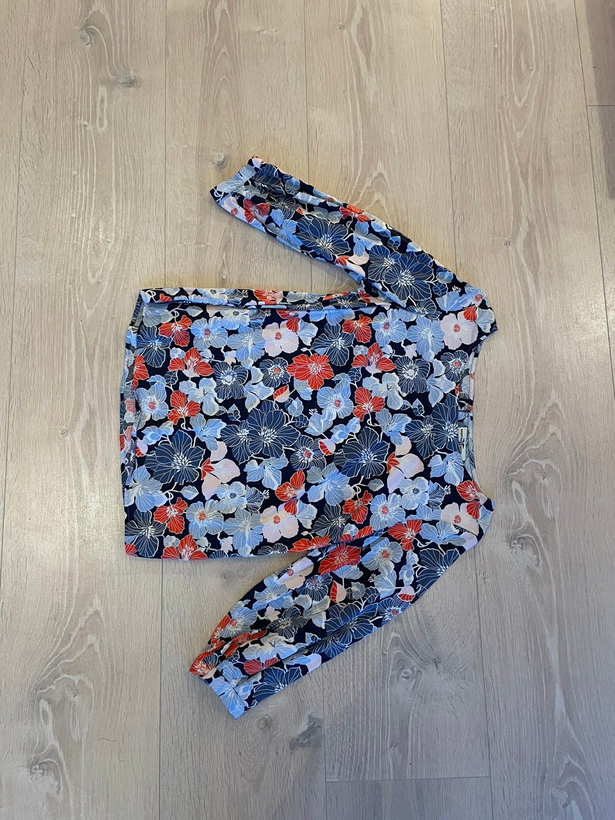 Blomstrete topp i strl. 36 | FINN-torget