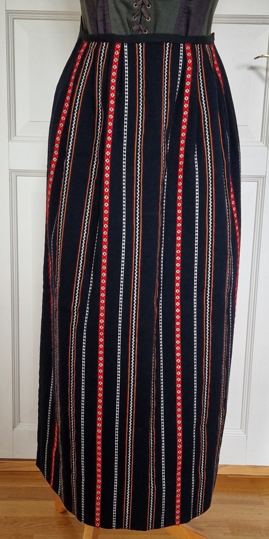 Nordhordland: Forkle til vinter-bunad. Vevd av Aud Marit Halland | FINN-torget