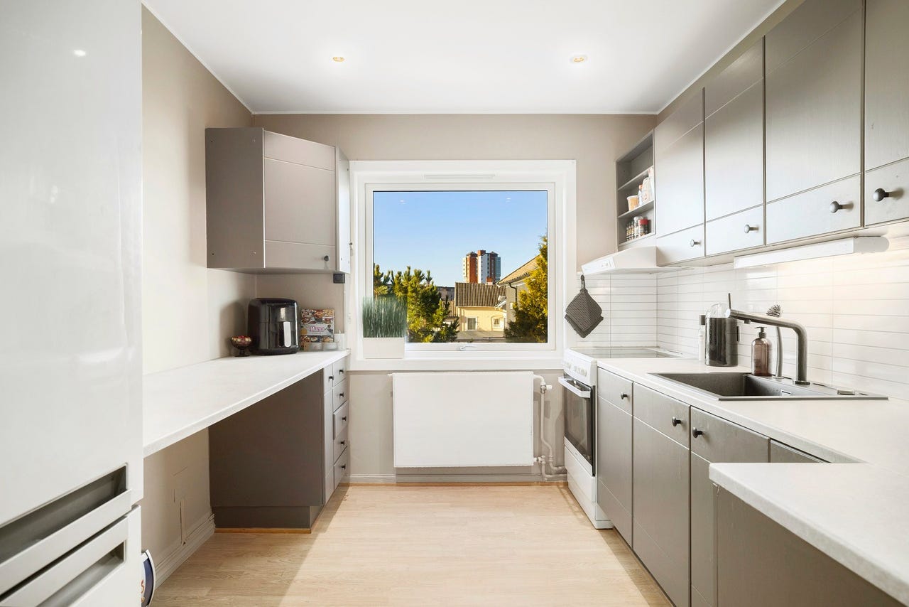 Torstrand - Velholdt og romslig selveier - Solrik, felles bakgård ...