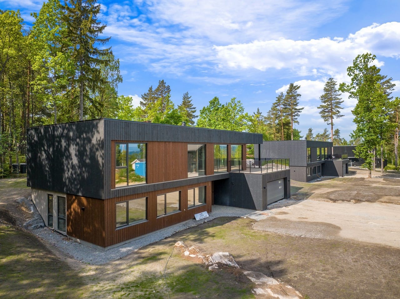 Helt ny og stor funkis villa med kveldssol og nær sjøen. Integrert ...