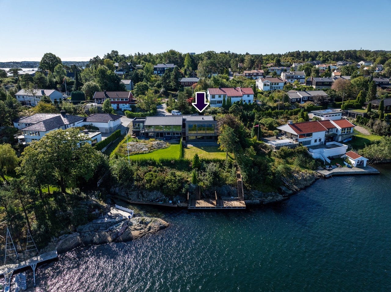 Nyere eksklusiv bolig i første rekke med privat strandlinje med brygge ...