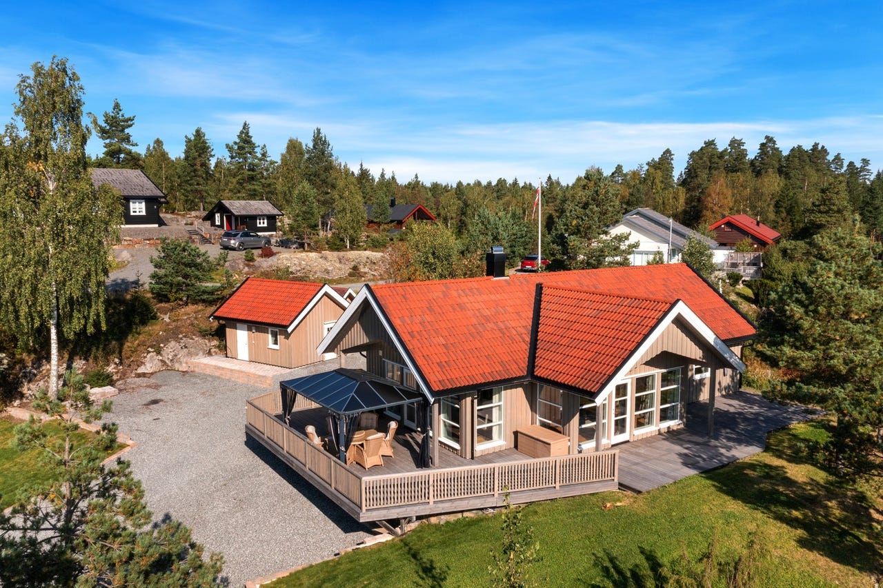 Fin og idyllisk hytte med høy standard. Opparbeidet og flott hage. Store terrasse arealer ...