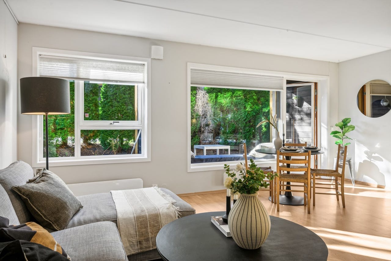 Lys og fin 3-roms leilighet beliggende rett ved elva. Heis. Fin utsikt ...