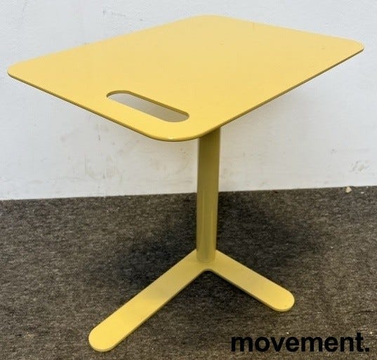 Lite sidebord / loungebord / kaffebord i lys gul metall fra Martela ...