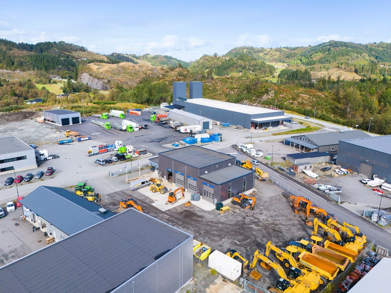 Fleksibelt kombinasjonsbygg med stor tomt på Mjåtveit. | FINN eiendom