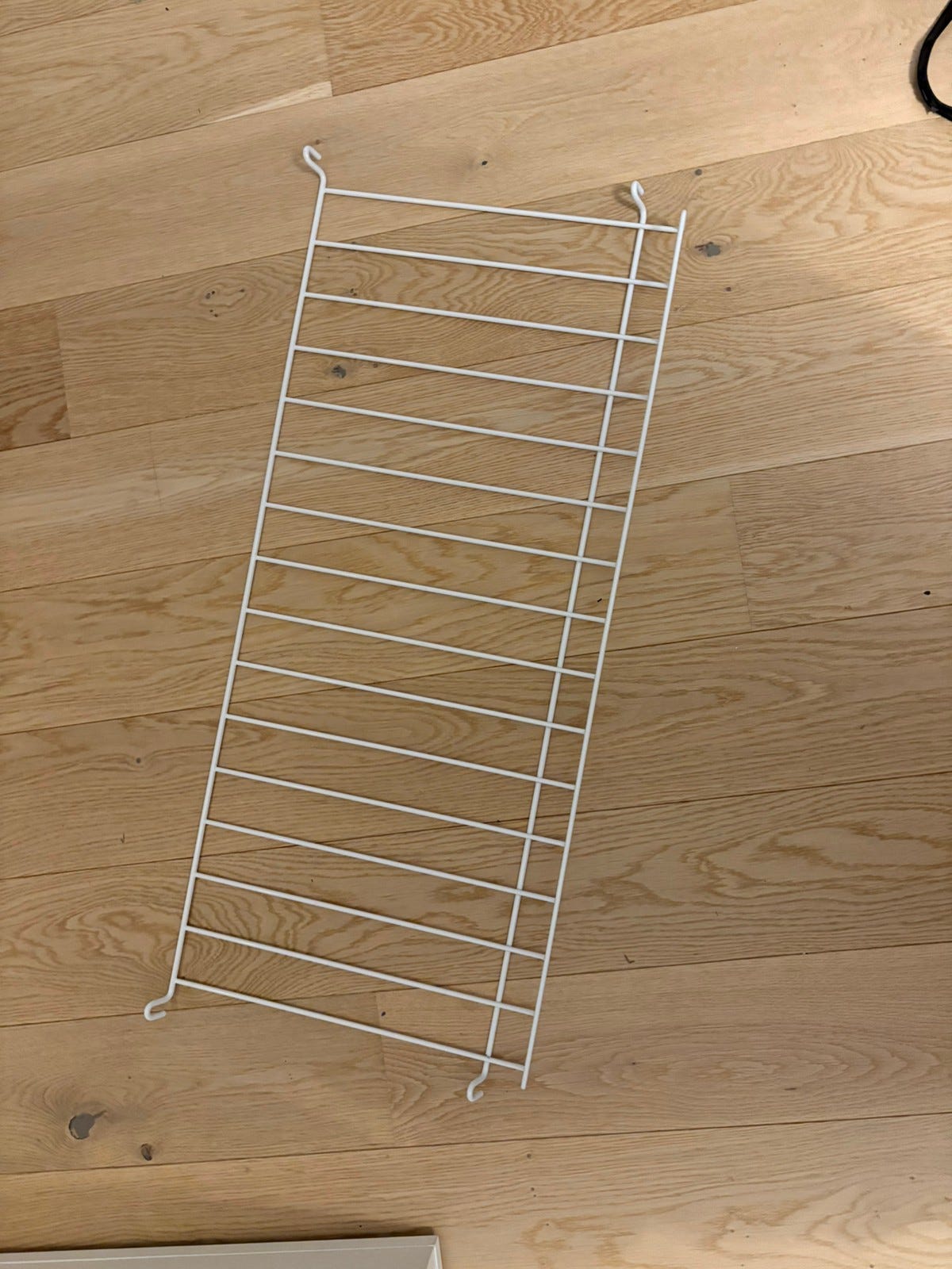 String magasinhylle i hvit tråd | FINN-torget