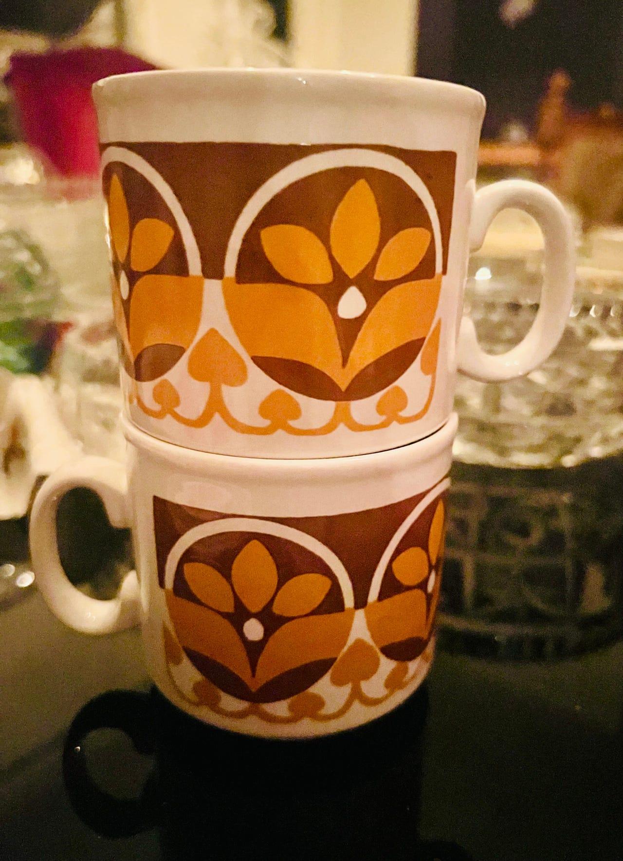 4 kopper fra Staffordshire Potteries i typiske 70-tallsfarger | FINN-torget