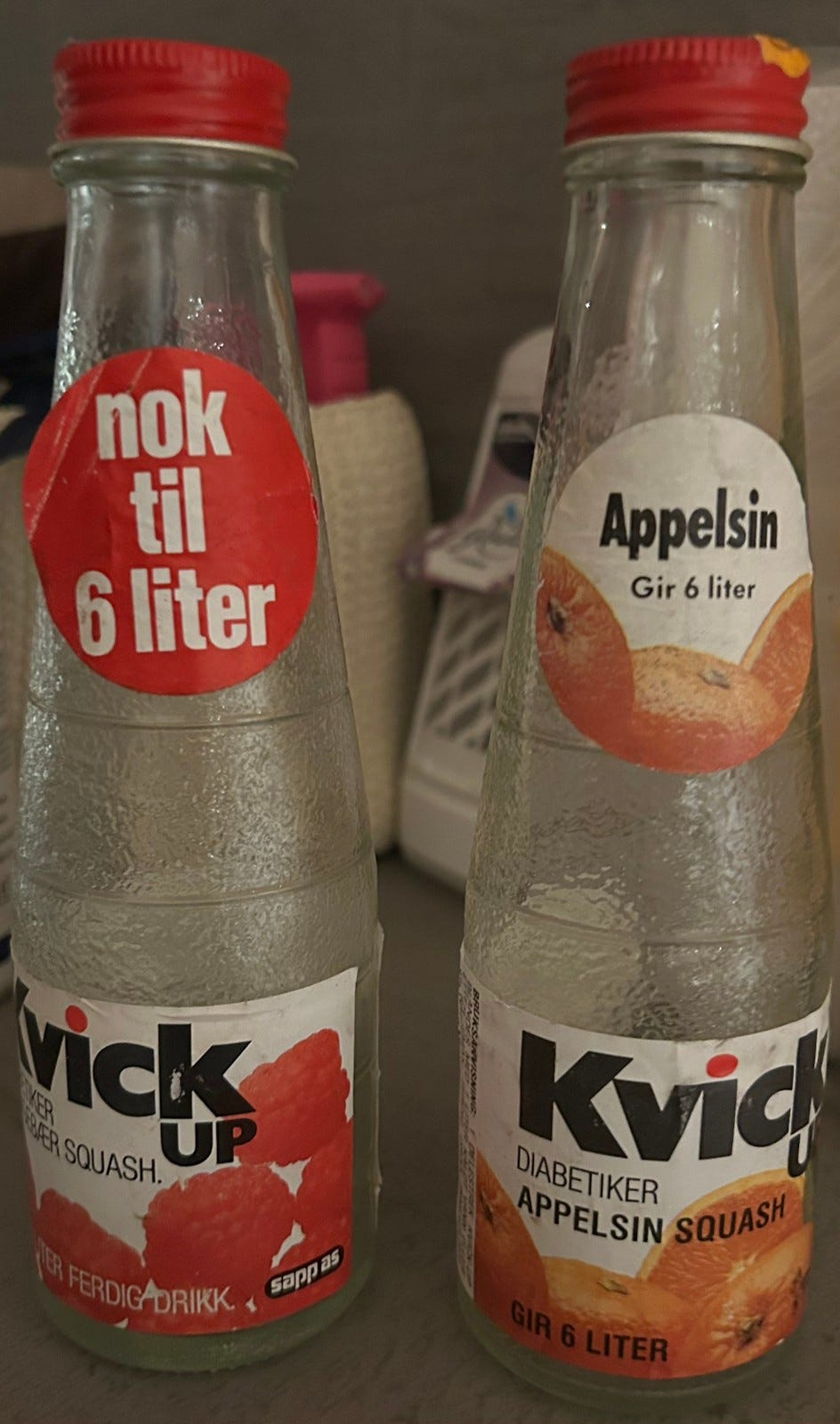 To stk Kvick-Up saft flasker fra henholdsvis 1982 og 1985 | FINN-torget