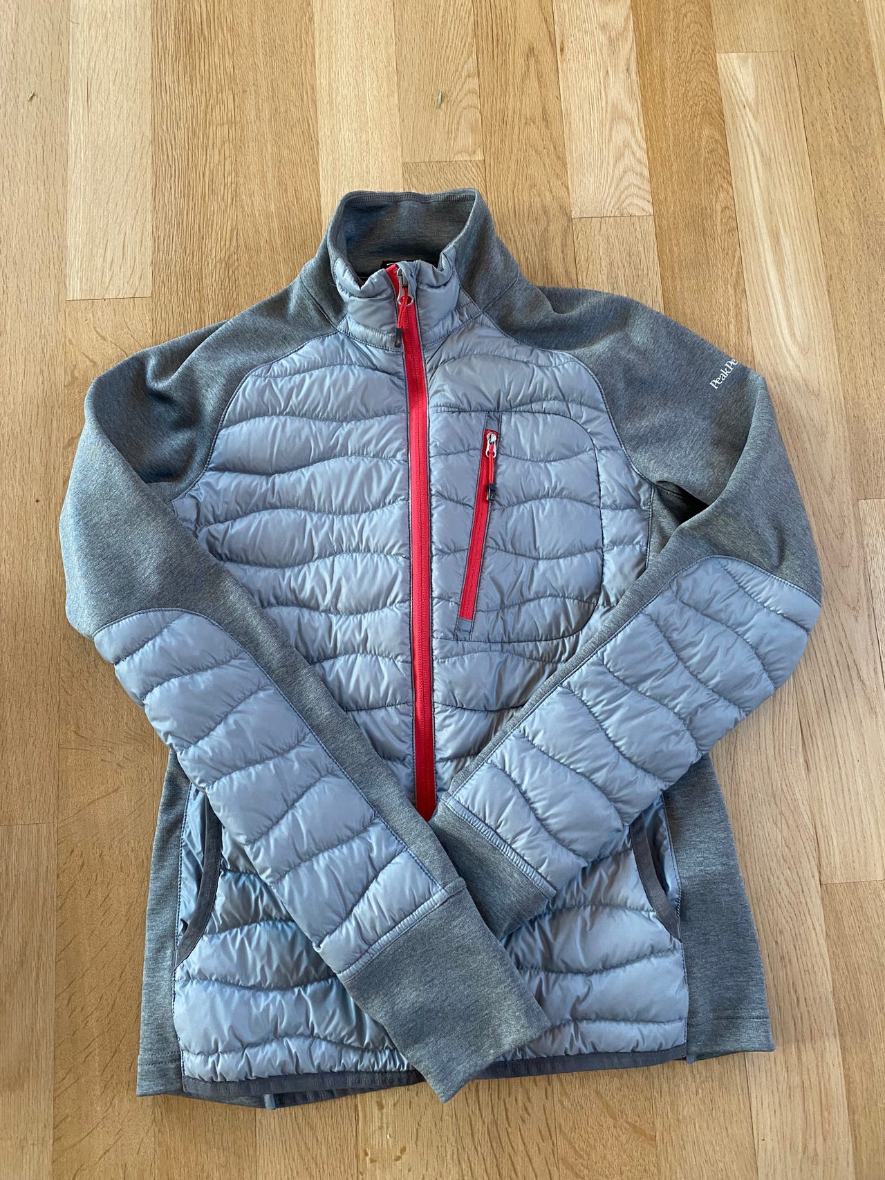 Tynn dunjakke fra Peak Performance | FINN-torget