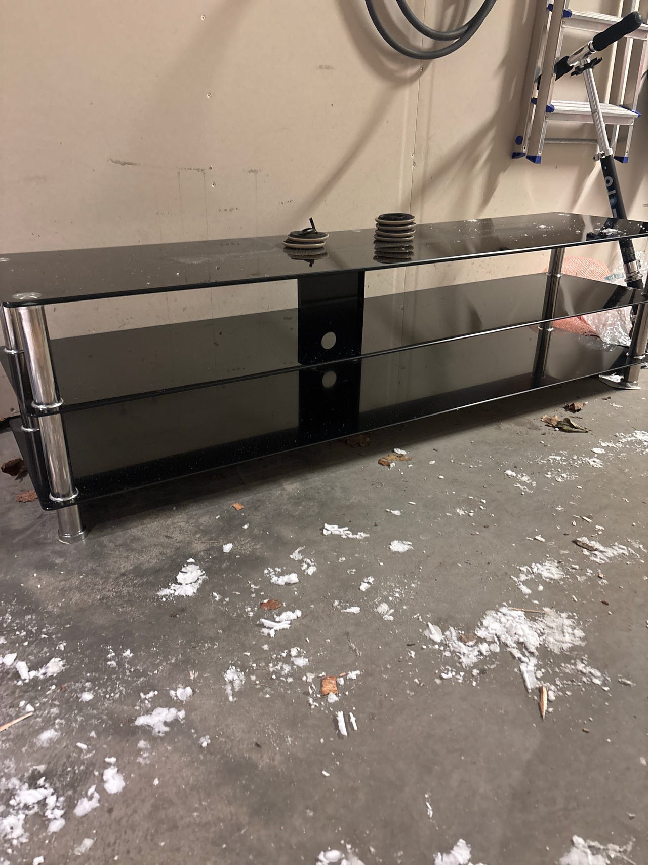 TV-bord i sort glass gis bort. Kan hentes omgående. | FINN-torget