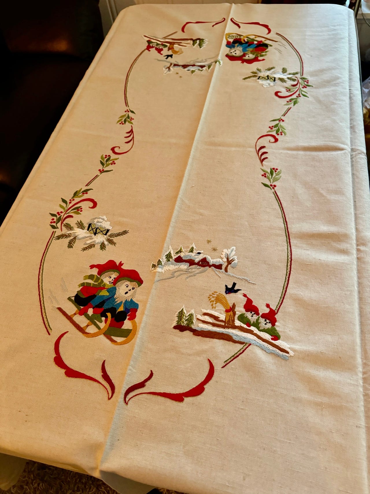 Brodert juleduk til spisebord. Ubrukt. | FINN-torget