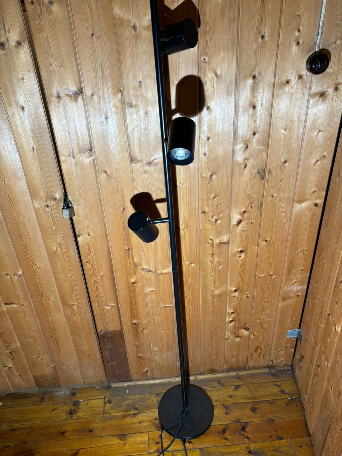 Sort gulv lampe | FINN-torget