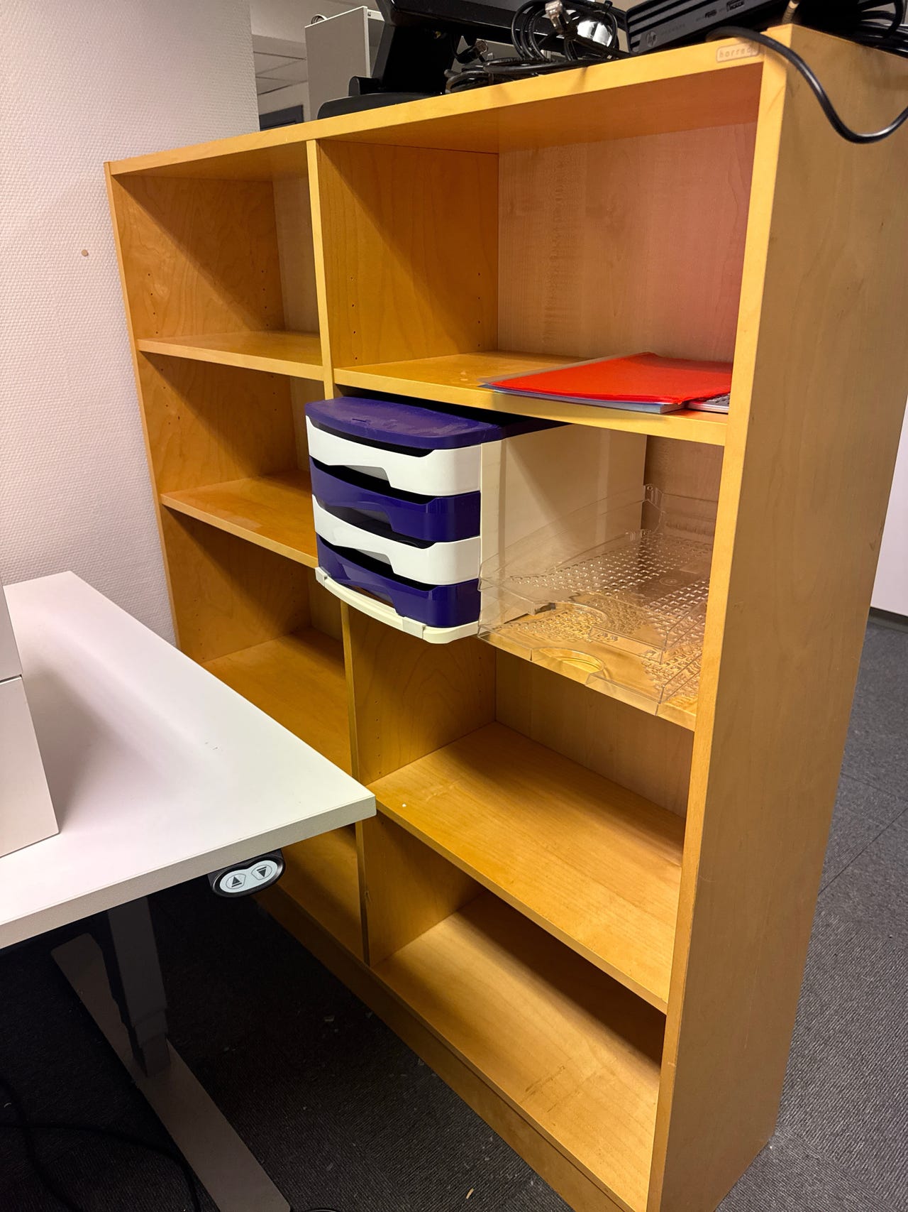 Hyller i lys bøk | FINN-torget