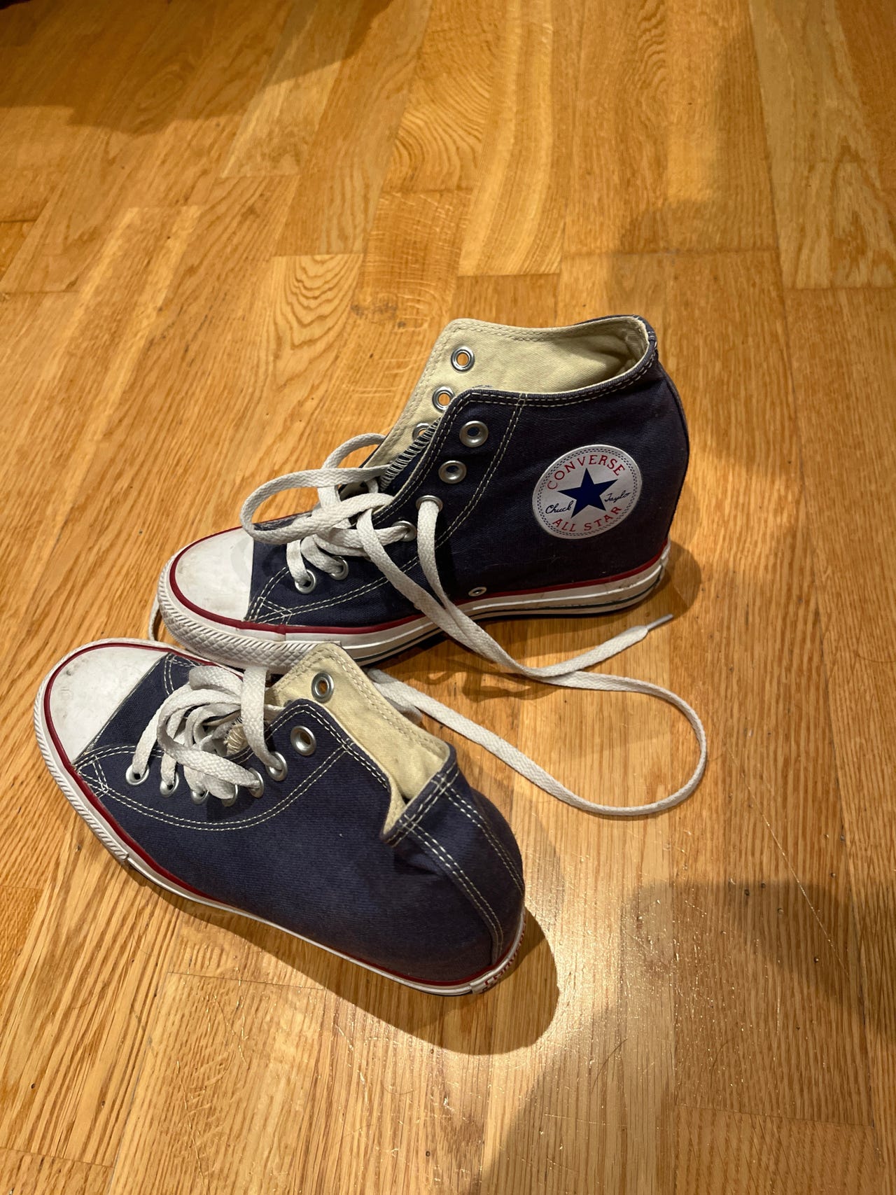 Converse sko med innebygde hæle. | FINN-torget