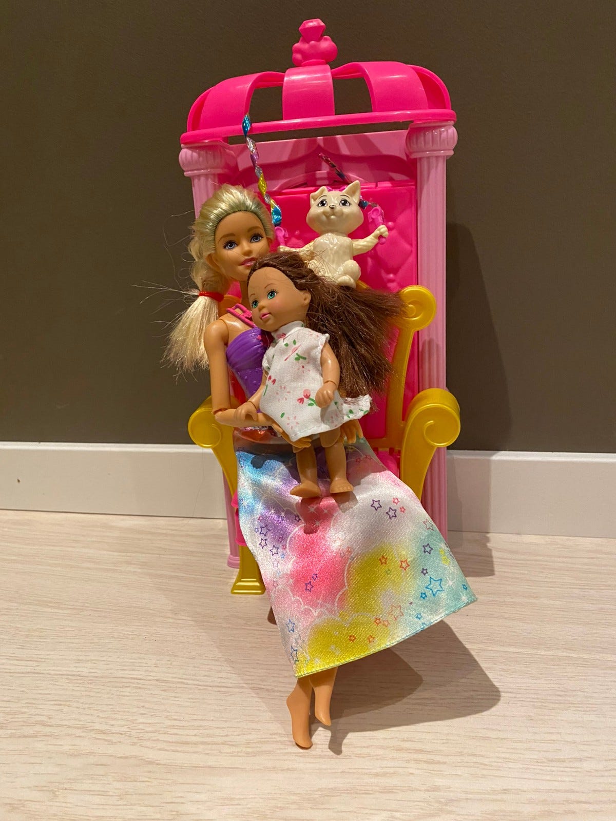 Barbie stol/seng med Barbie og div selges | FINN-torget
