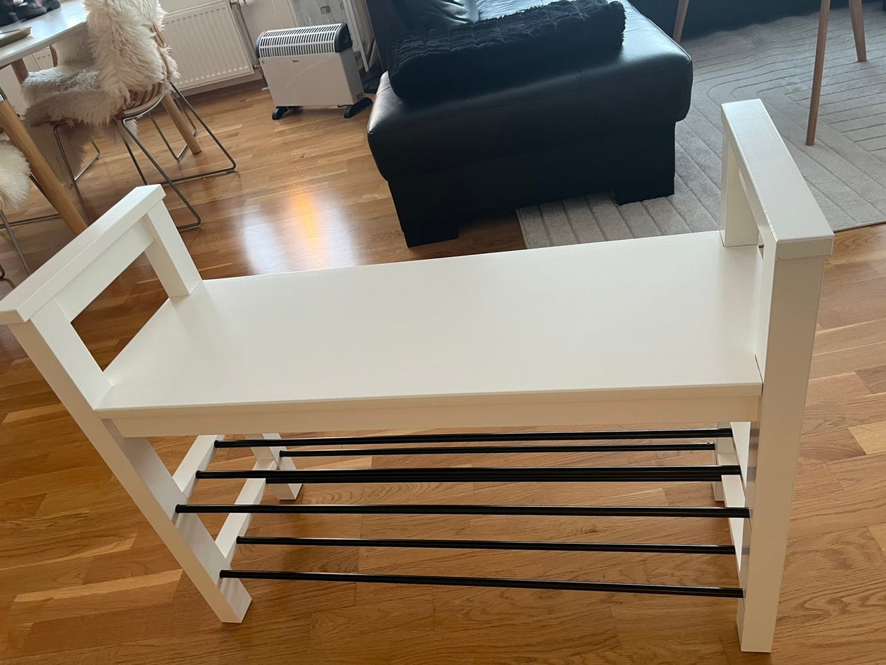 Hemnes entrebenk med skoplass | FINN-torget