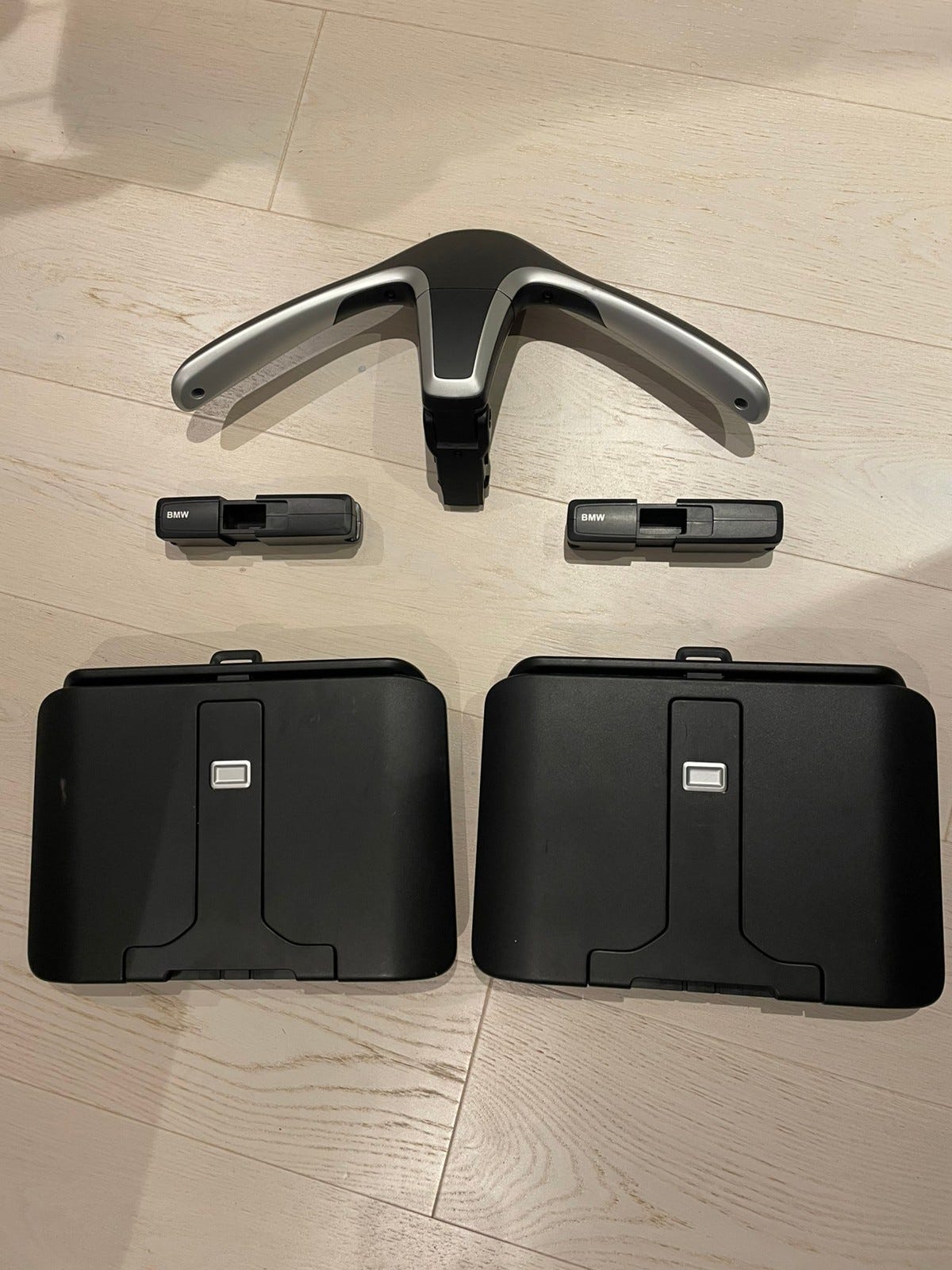 BMW - TRAVEL AND COMFORT SYSTEM 5 deler (baksetebord) | FINN-torget