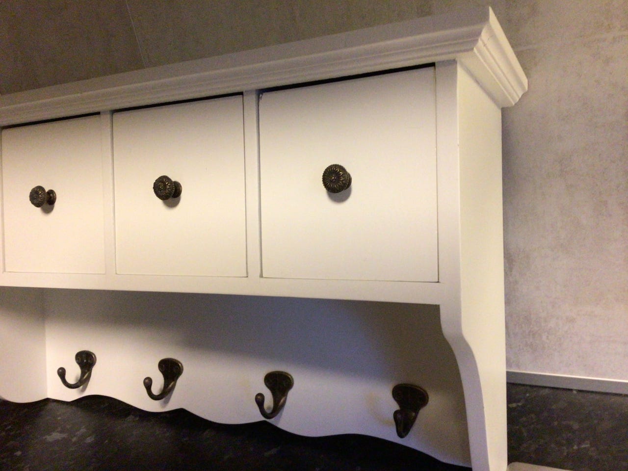 Hylle med knagger | FINN-torget