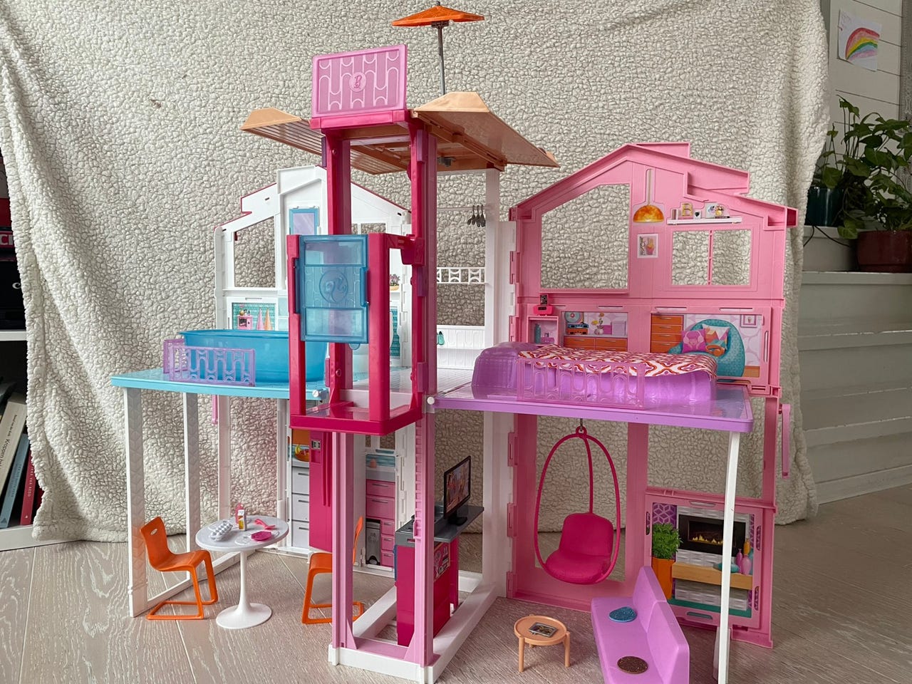 Barbiehus med to etasjer, heis, møbler og noe tilbehør. | FINN-torget