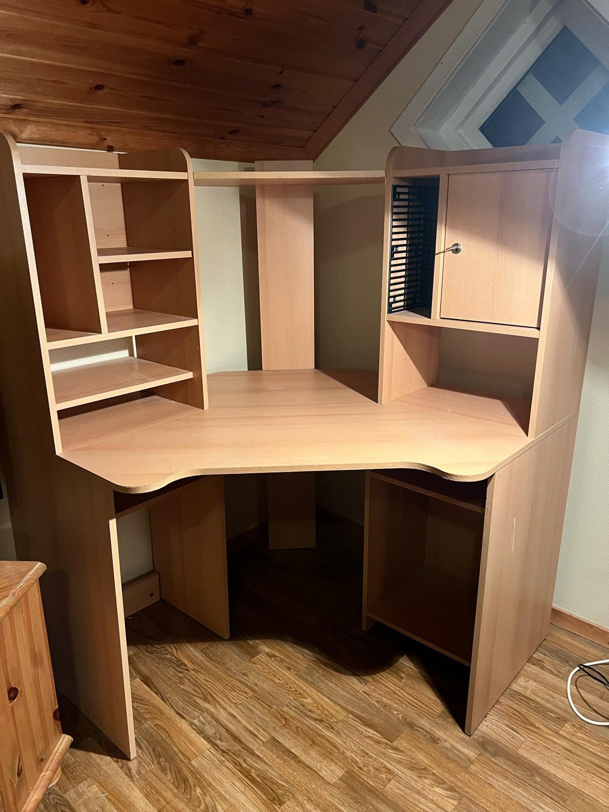 Tv - bord og skrivepult/pc-pult til hjørne | FINN-torget