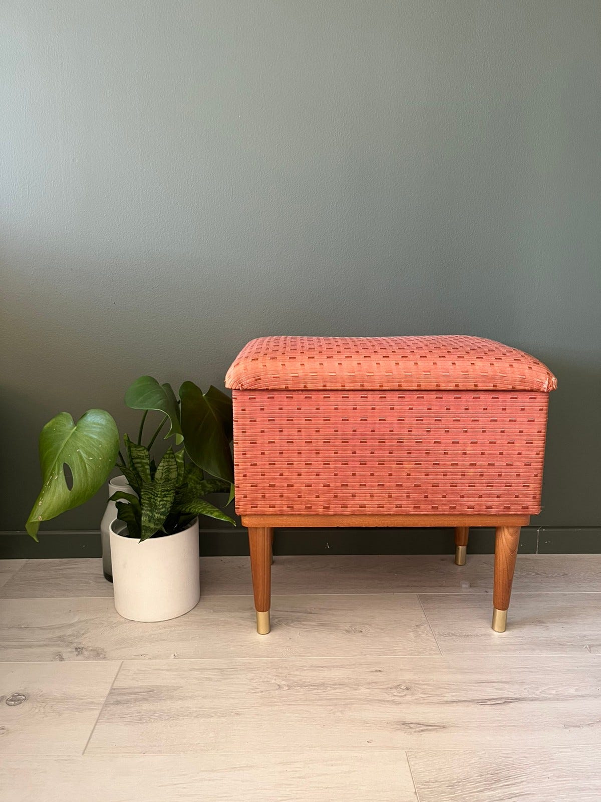 Retro puff i en nydelig farge | FINN-torget