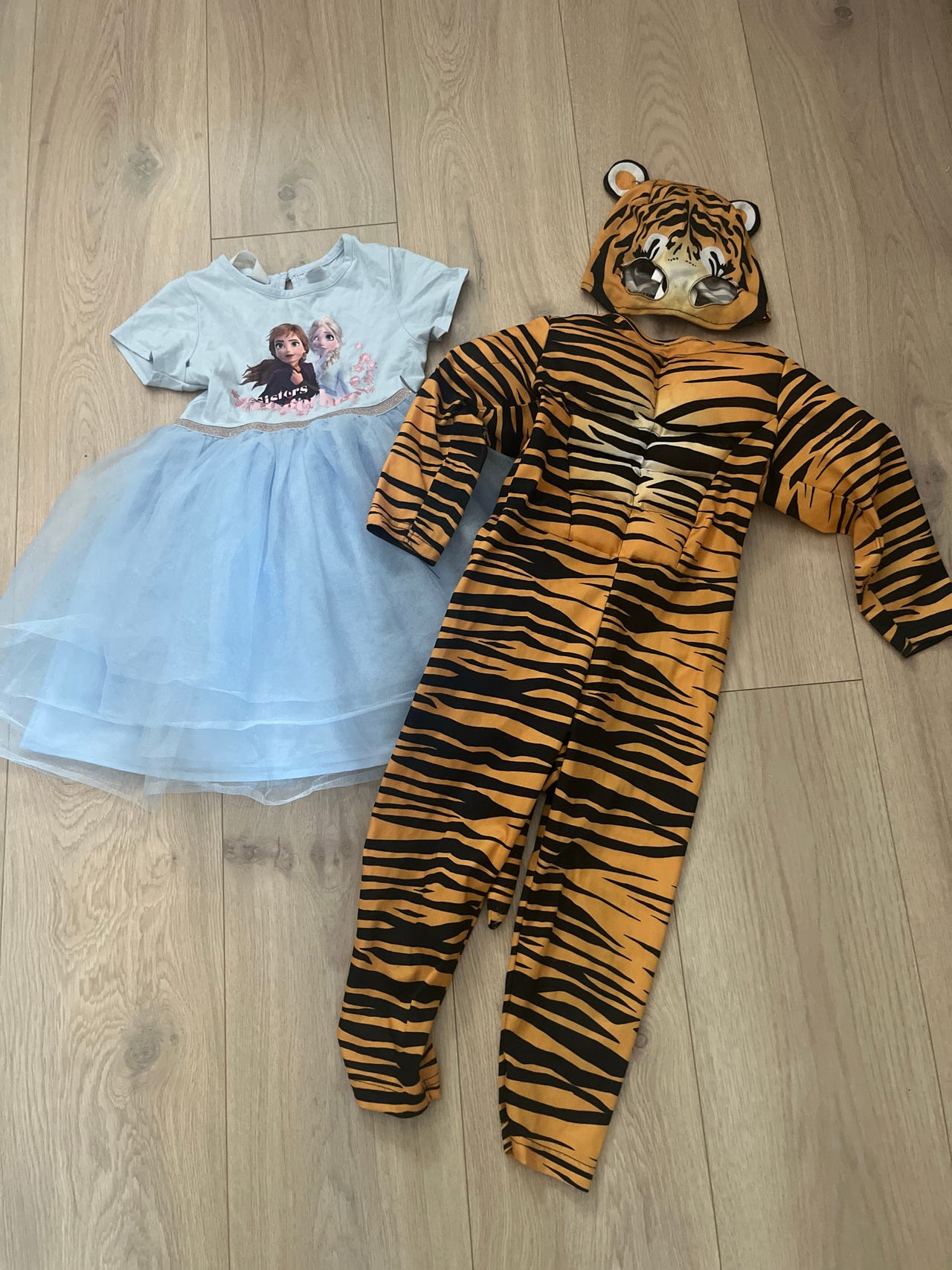 Utkledning Elsa og tiger gis bort. Passer ca 2-3 år | FINN-torget