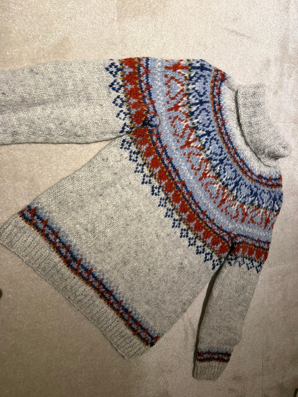 Ny hjemmestrikket villmarksgenser Alasuq i nydelige farger. Unisex ...