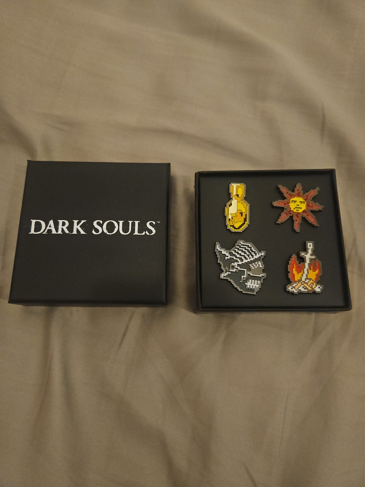 Dark souls pins, aldri tatt ut av esken | FINN-torget