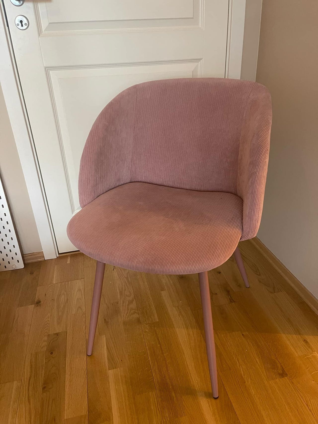 Rosa stol fra Søstrene Grene | FINN-torget