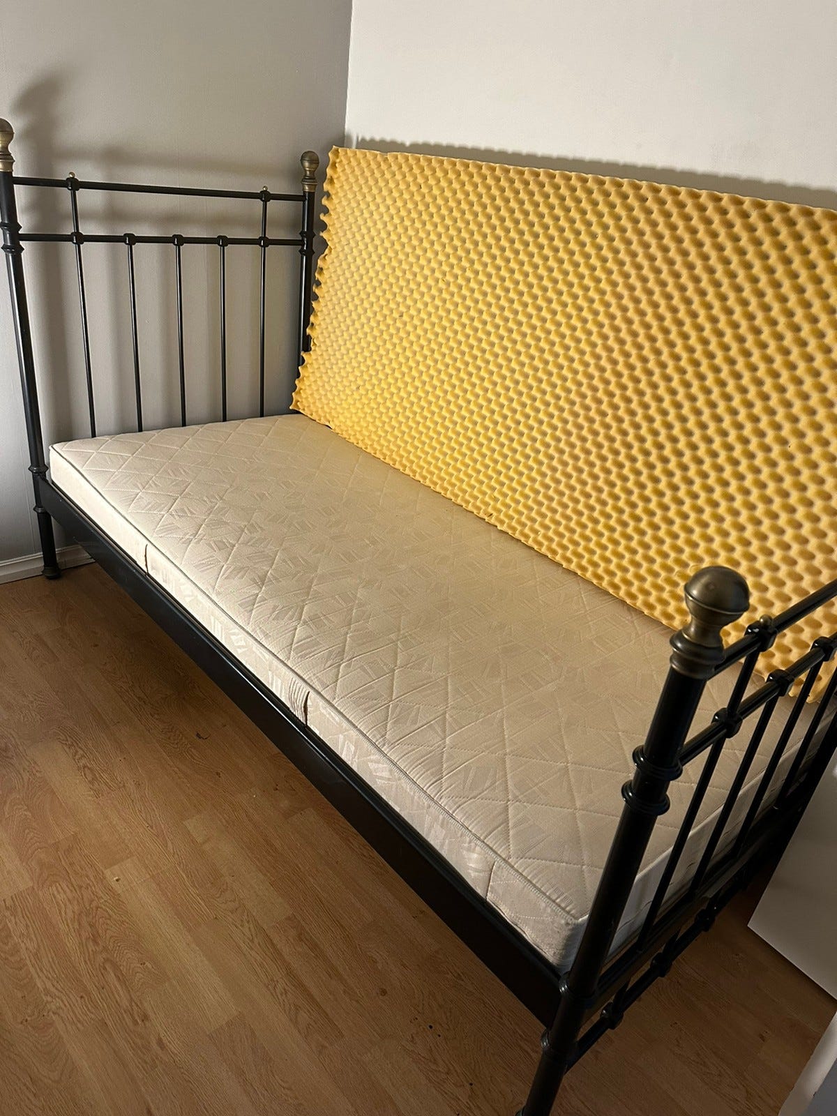 Seng og to madrasser gis bort mot henting | FINN-torget