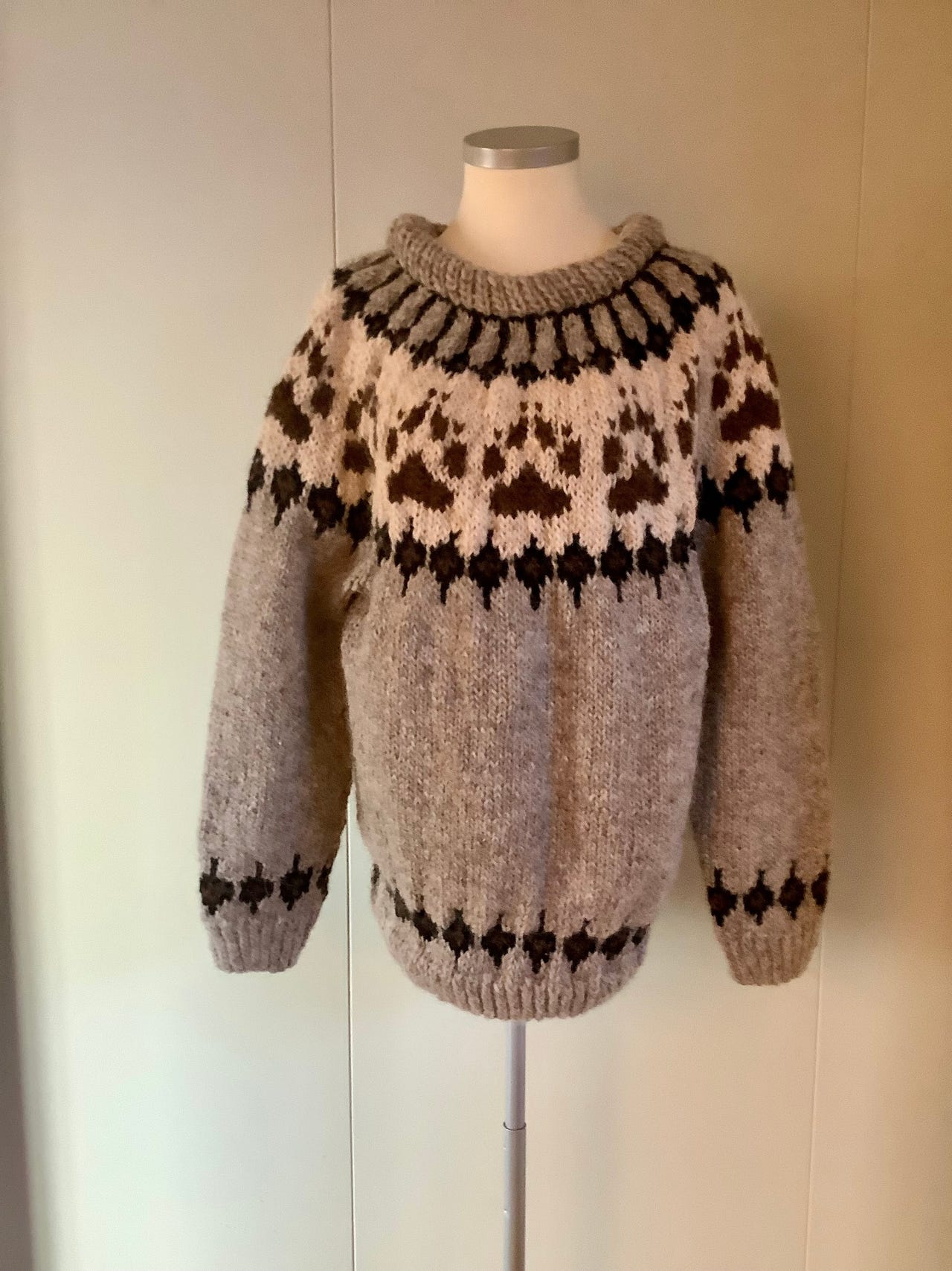 Villmarksgenser med potemønster, strikket i Alafoss Lopi (ca str L/XL ...