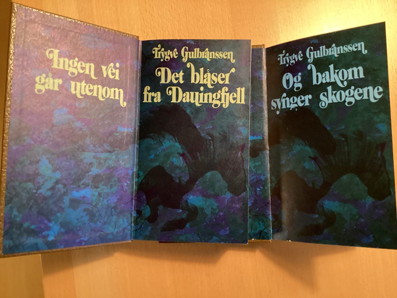 Trygve Gulbranssen: Og bakom synger skogene - 3 bøker i 2 | FINN-torget