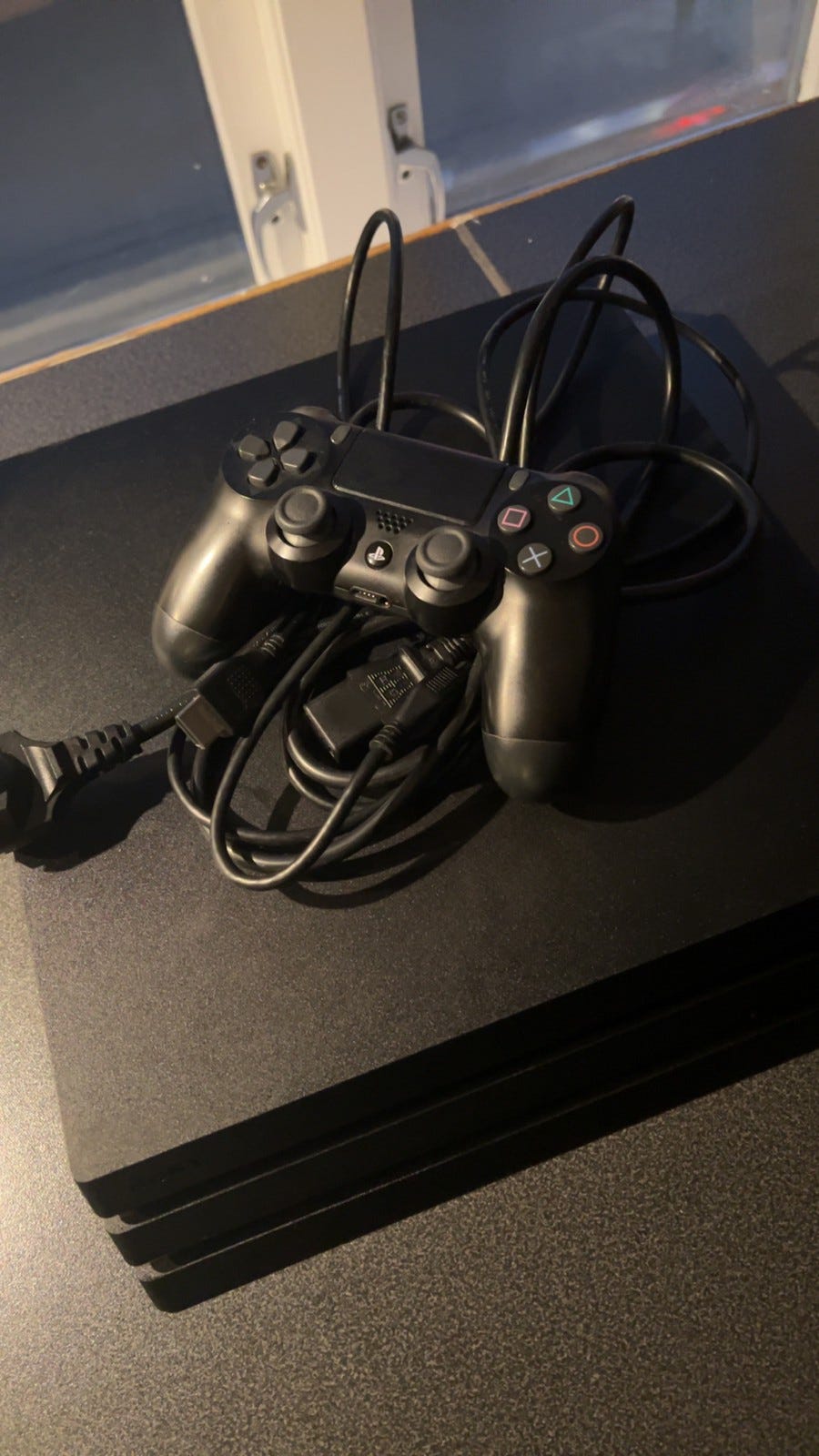 Playstation 4 pro - Svært lite brukt | FINN-torget