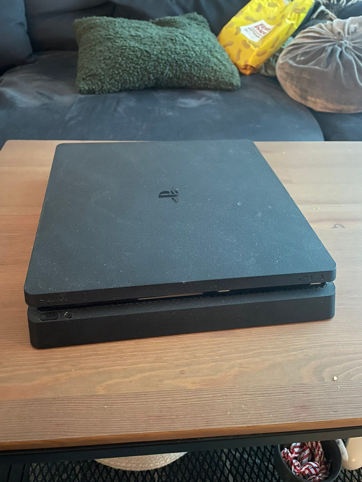 Svært lite brukt PS4 slim | FINN-torget
